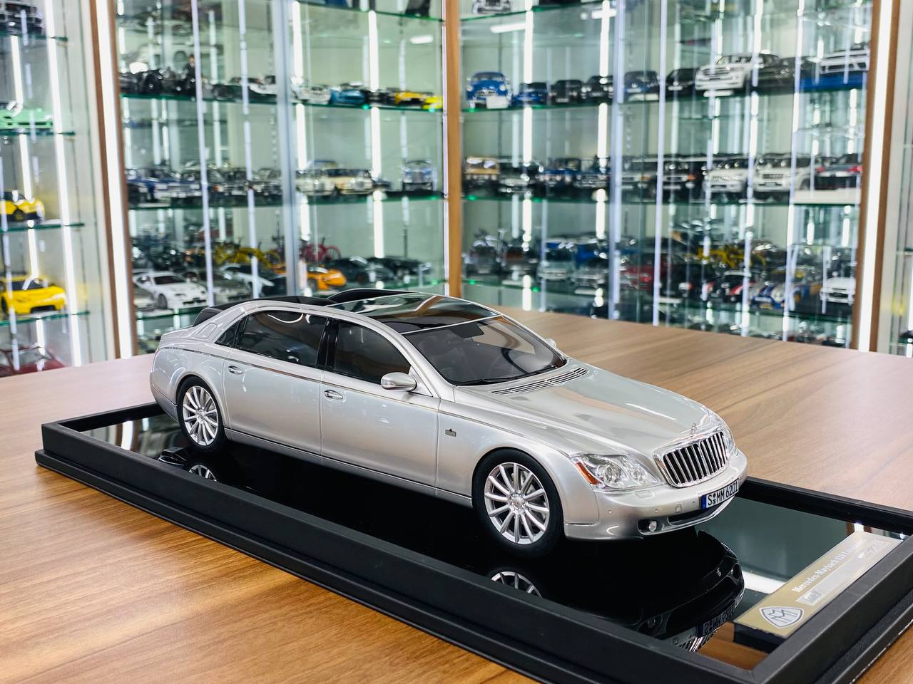 1/18 Motor Helix Mercedes Benz Maybach 62S Landaulet - Sterling Silver ...