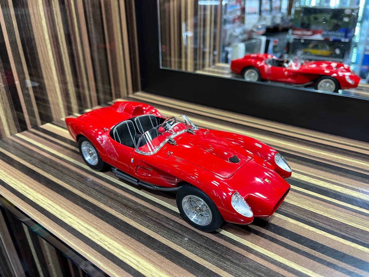 CMC Ferrari 250 - 1/18 Diecast Model, All Opening - Red – dturman.com