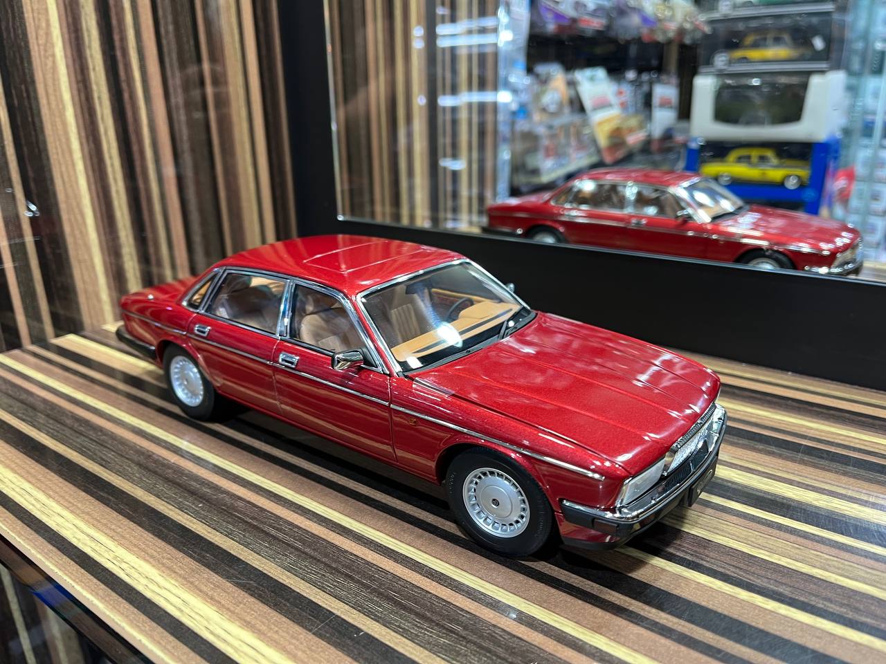 Almost Real Jaguar XJ40 - 1/18 Diecast Model, All Opening - Red ...