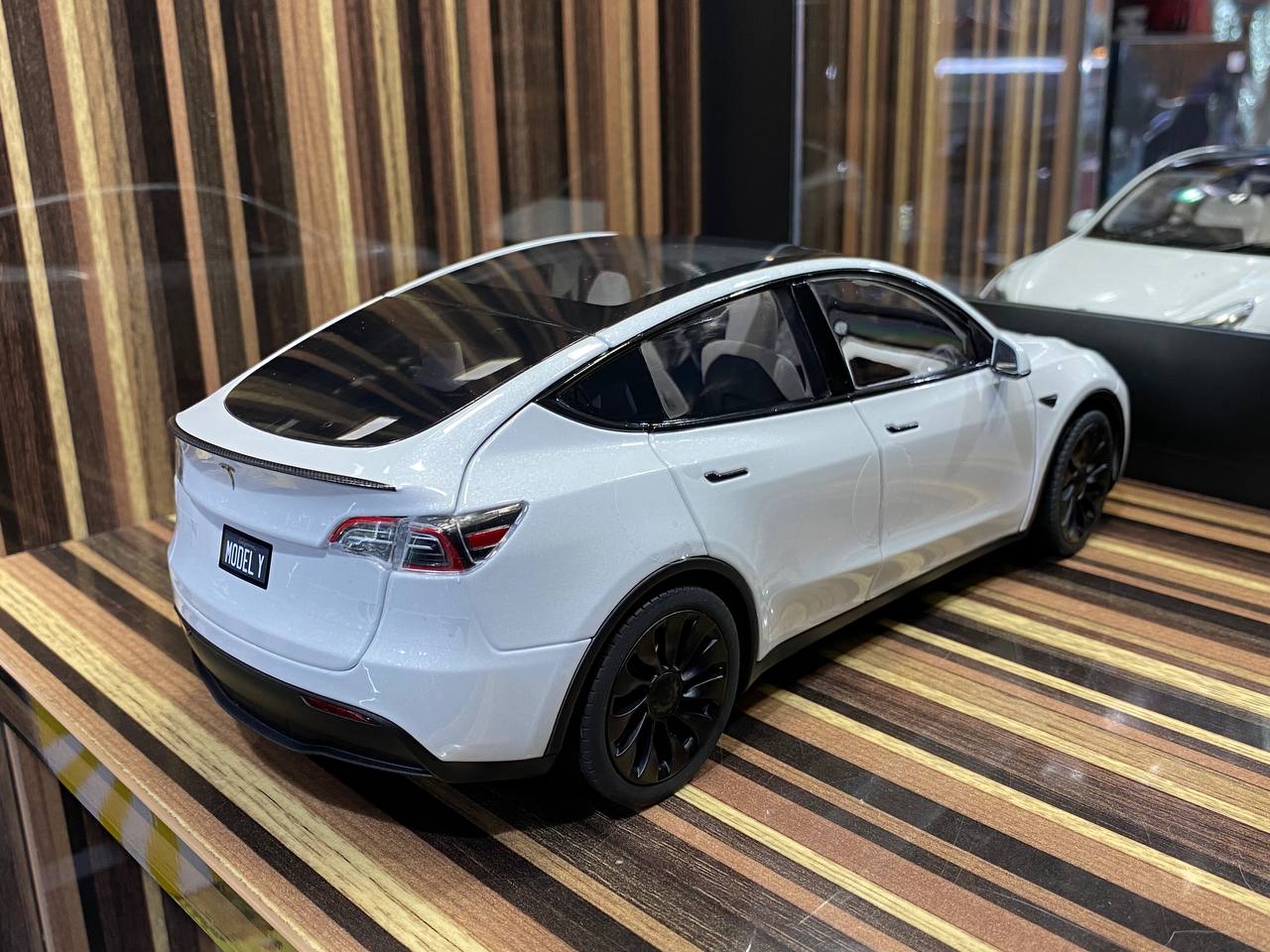 Tesla Model Y [ 1/18 White, Diecast ] – dturman.com